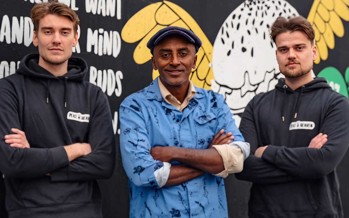 Stjärnkocken gör veganska burgare i nytt samarbete: “En fantastisk resa ...