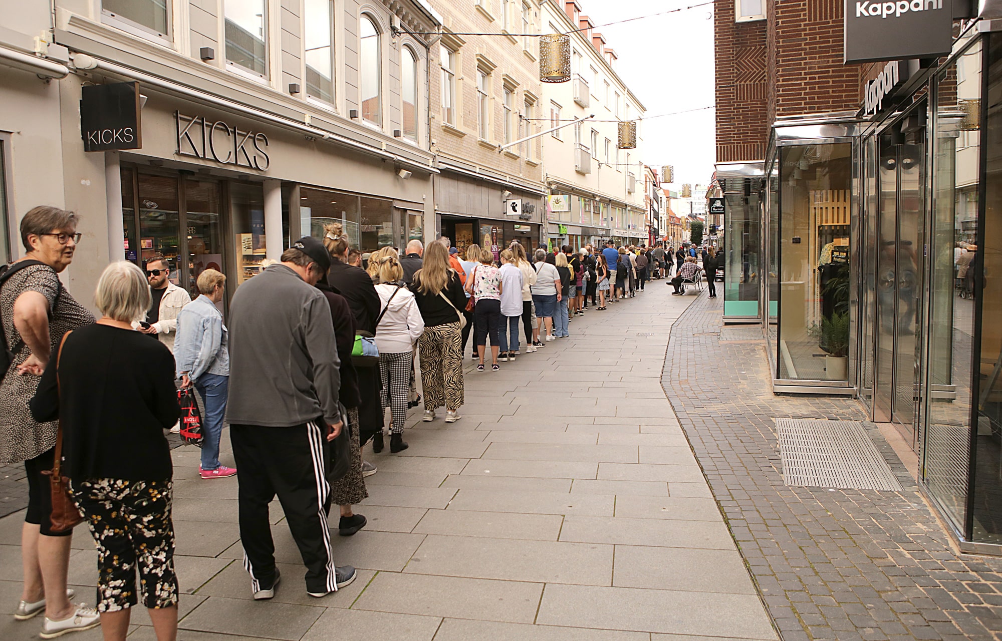Clas Ohlson tillbaka i staden - lång kö till nya butiken - Ehandel.se